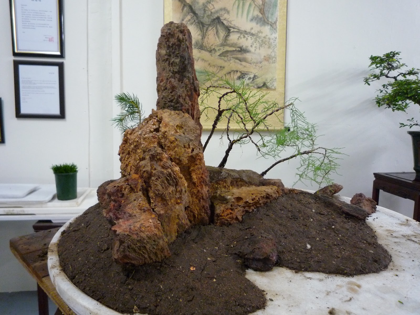 Lingnan Penjing: Advanced Grade 5, Round shan shui using a jade tray.