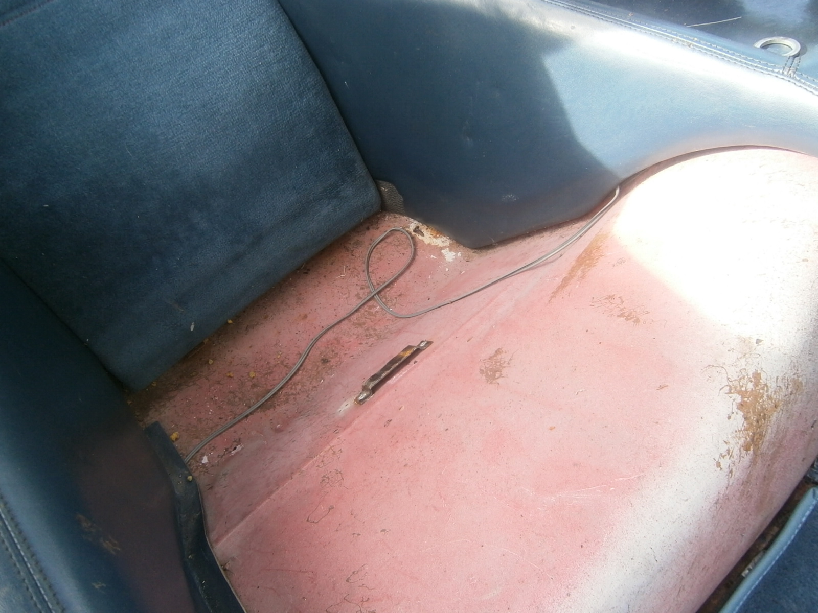 Lotus Excel Restoration: Installation of rear seatbelts Securon 200