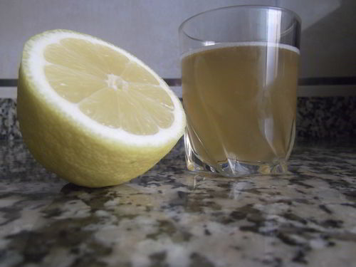 Bebida fría de té verde con limón