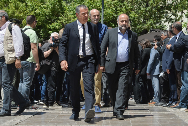 ΠΡΕΖΑ TV ©: Όλη η εγχωρια διαπλοκη παρηλασε στη κηδεια του Κωνσταντινου ...