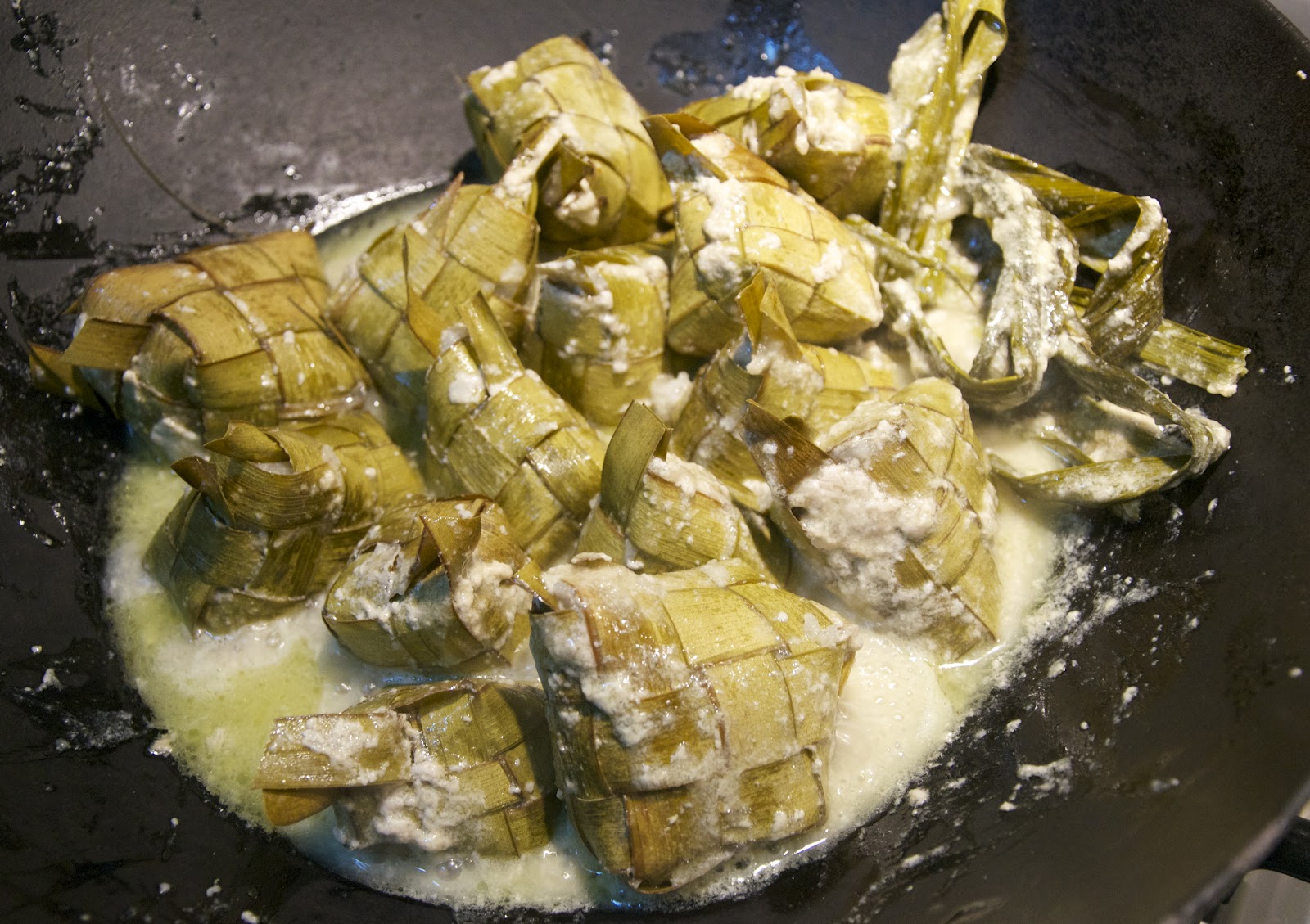 Indonesian Medan Food: Ketupat Pulut (Sticky Rice Pouch Cake)