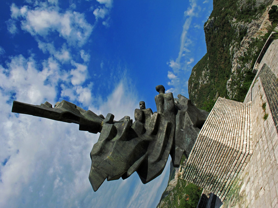 Simboli polpretekle zgodovine: GRAHOVO - Spomenik NOB