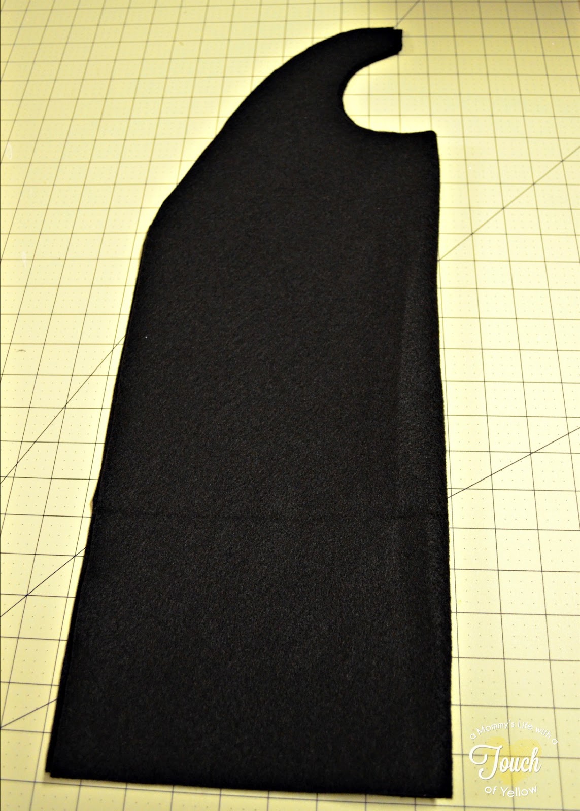 A mommy's life...with a touch of YELLOW: Superhero Cape {Tutorial}