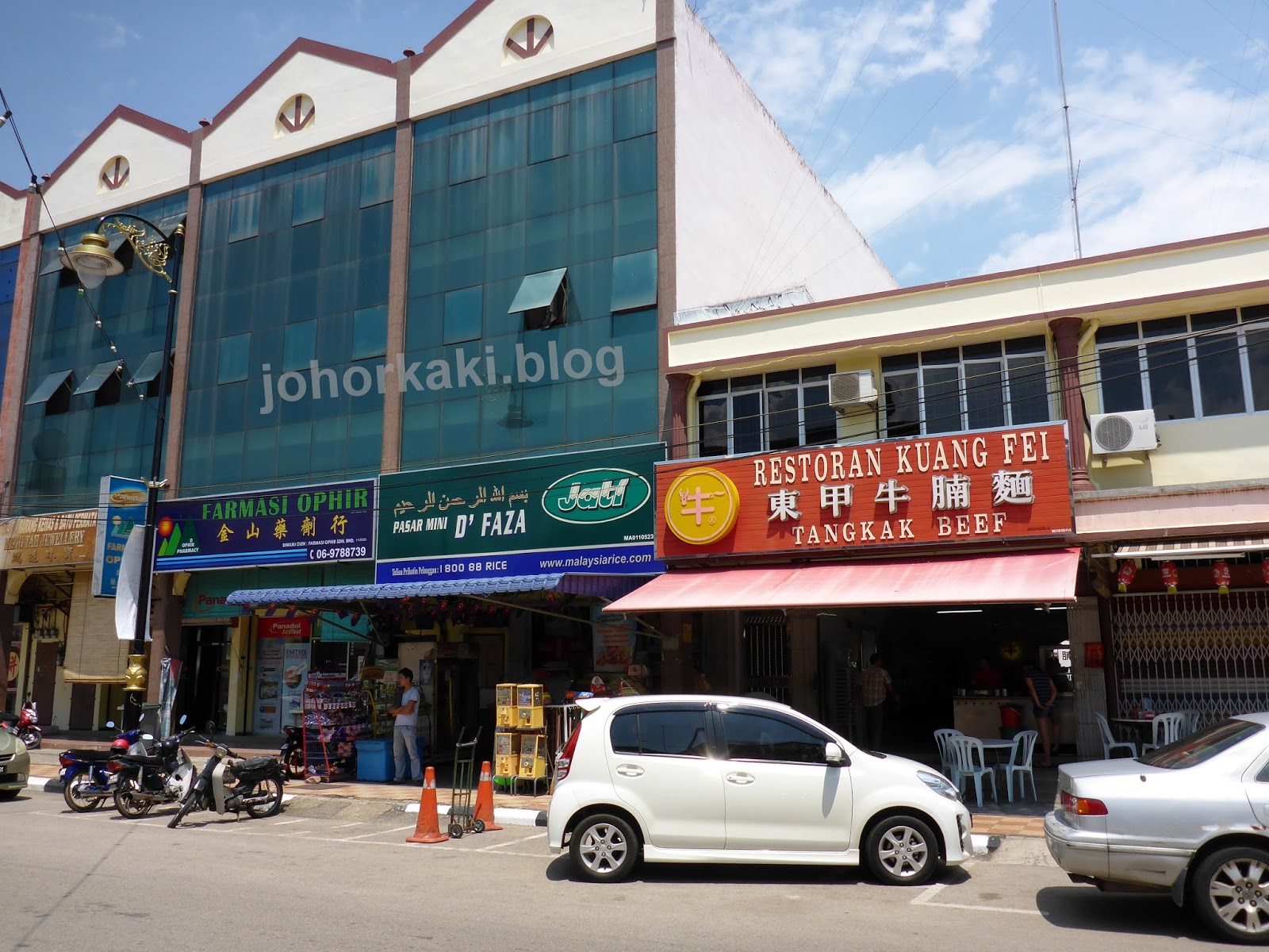 Famous Beef Noodles in Tangkak Johor 东甲牛腩面 |Tony Johor Kaki Travels for ...
