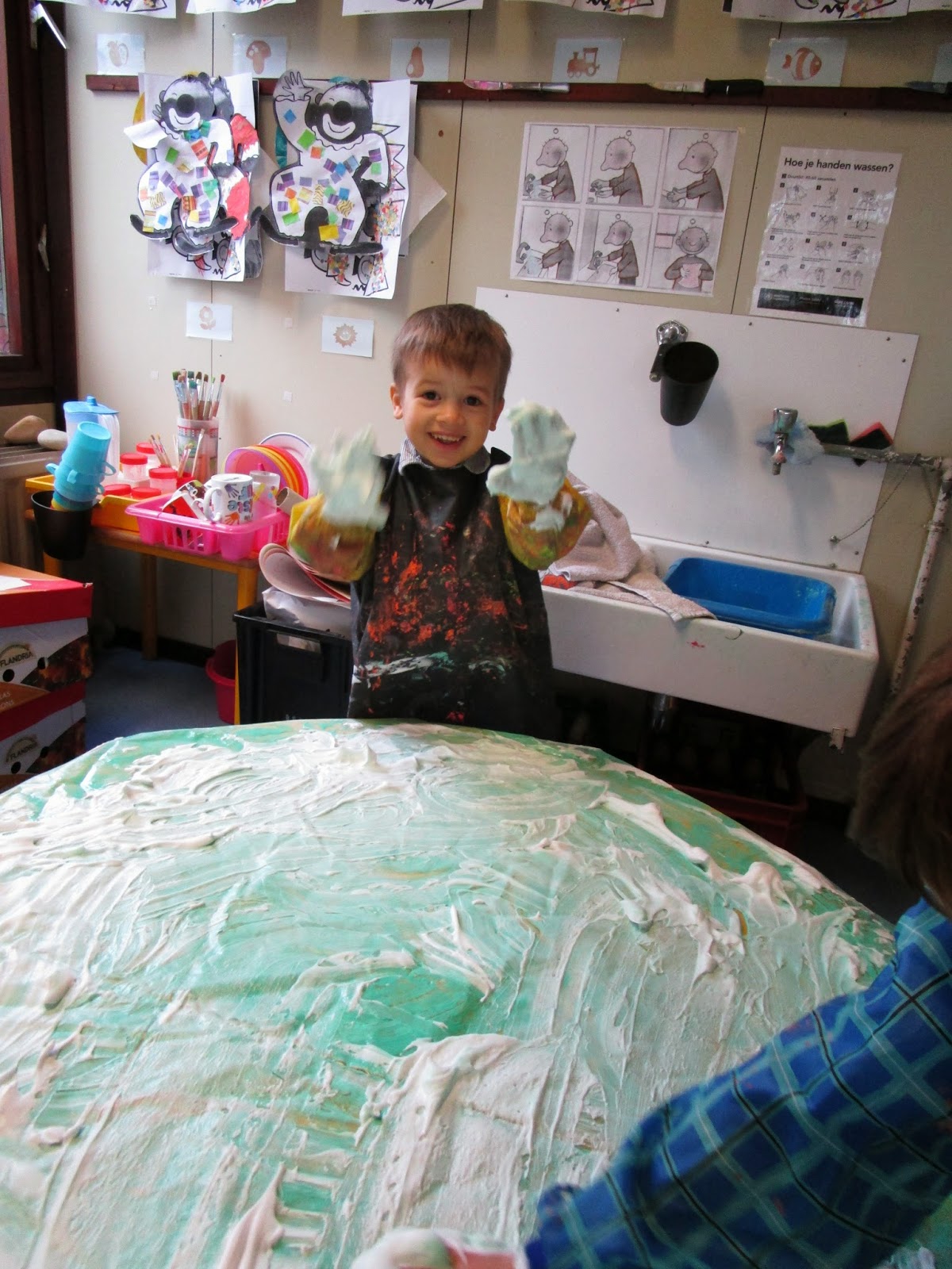 vriendjes van Jules: schilderen met de handjes met verf en scheerschuim ...