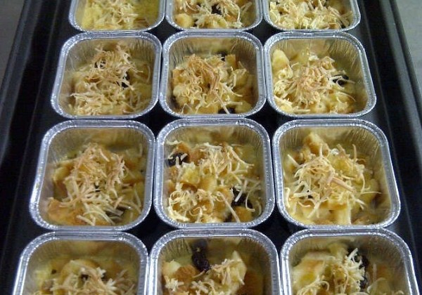 Resep dan Cara Membuat Puding Roti Tawar Kukus Keju Kismis - Makan Terus