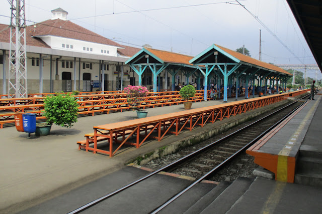Stasiun Manggarai - THE COLOUR OF INDONESIA