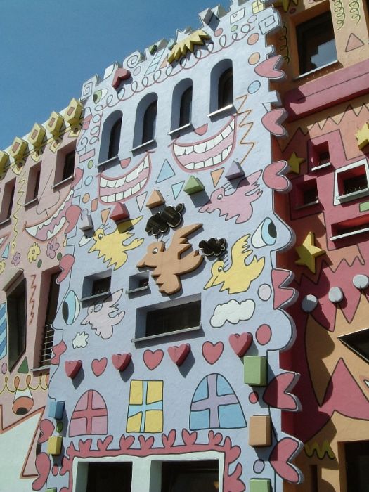 The Happy Rizzi House (17 pics)
