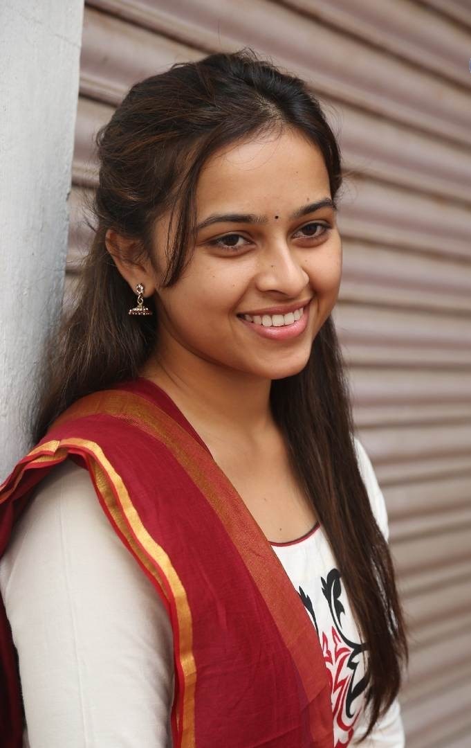 Sri Divya New Cute Smile Photos,Sri Divya latest hd wallpapers download ...