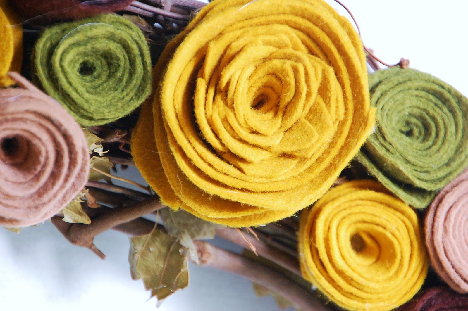 Thar She Sews!: Felt flower fall wreath