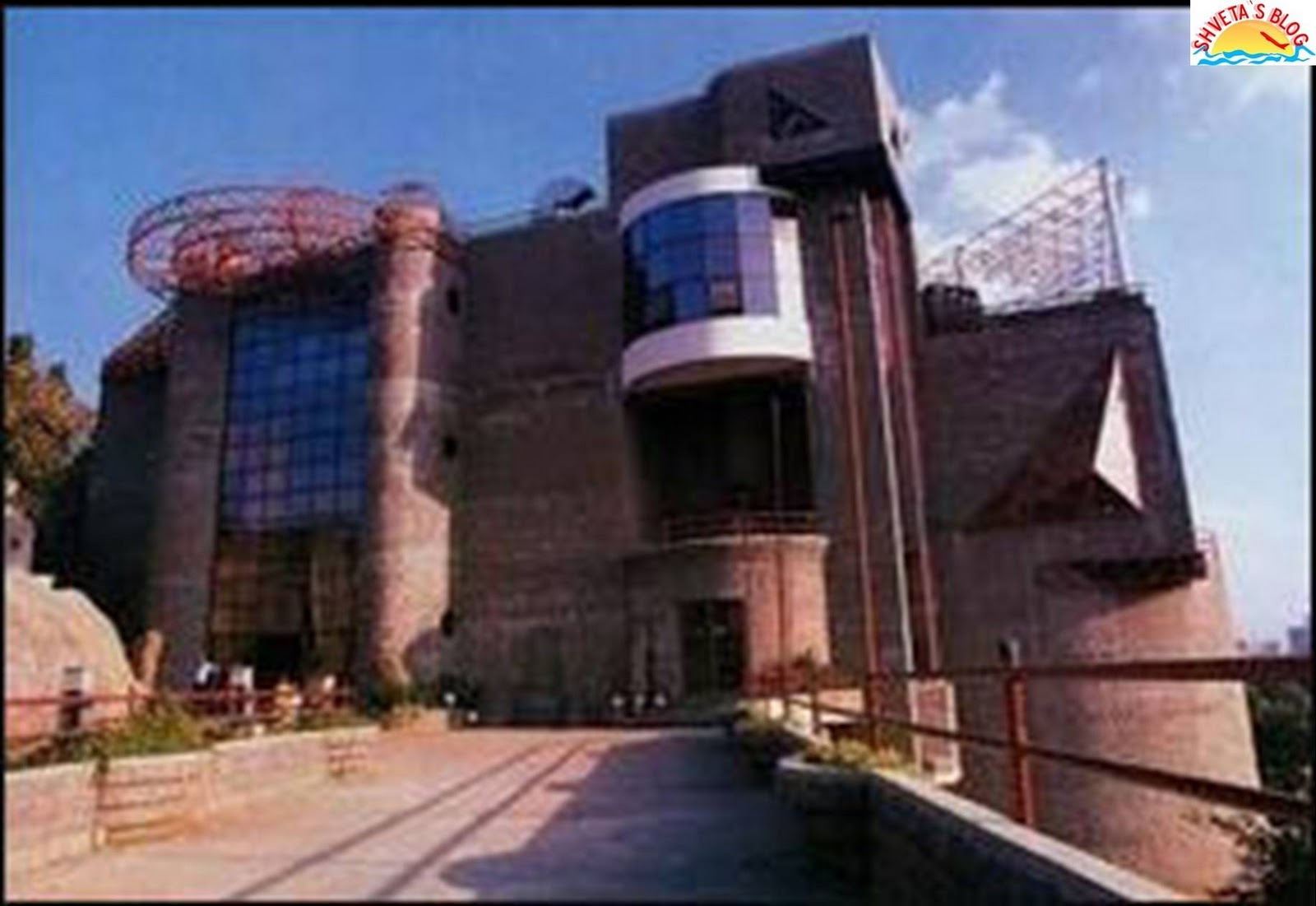 MIRACLE: TOURISM IN INDIA: HYDERABAD ( BIRLA PLANETARIUM/SCIENCE MUSEUM )