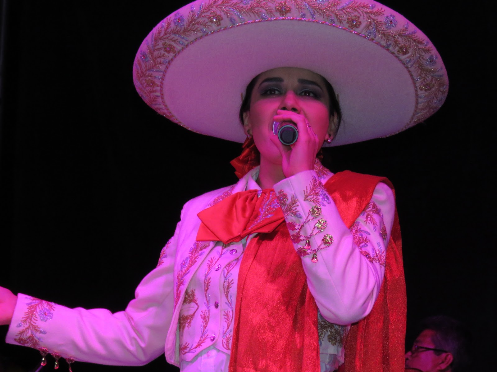 somoselespectador: EDITH ARACELI MAS QUE UNA VOZ CON MARIACHI