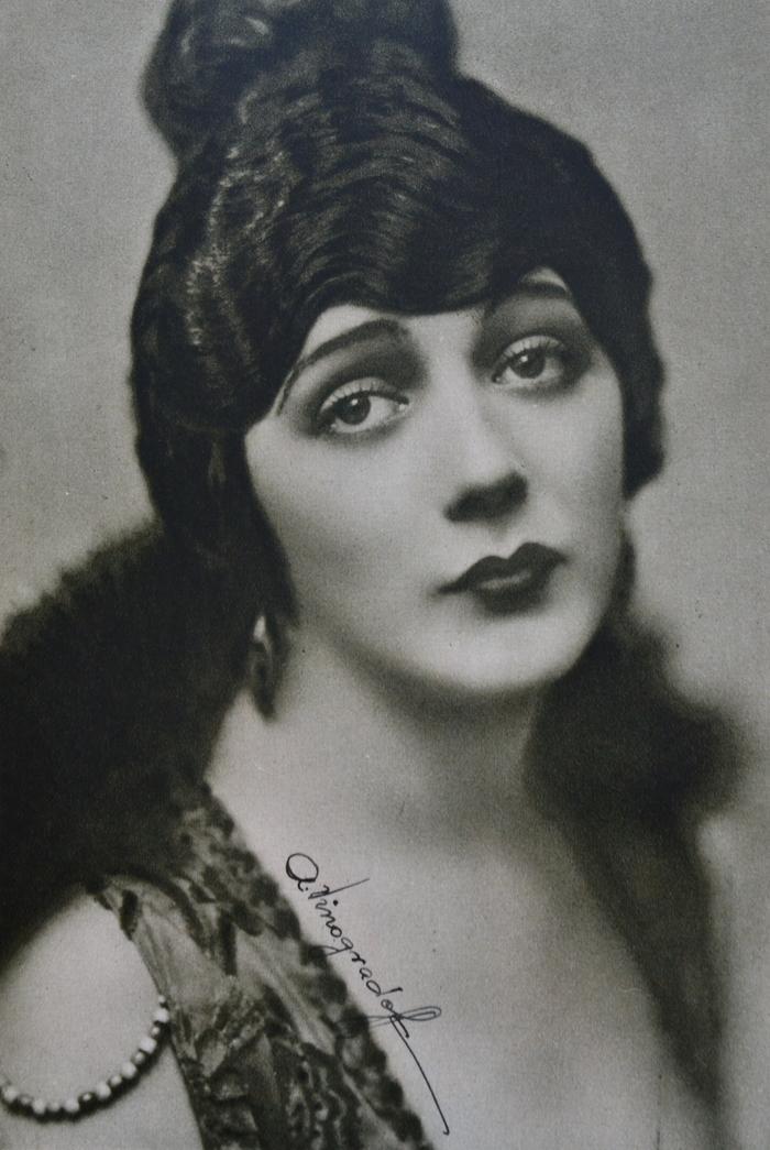 Live Fast, Die Young, and Leave a Beautiful Corpse - Barbara Lamarr