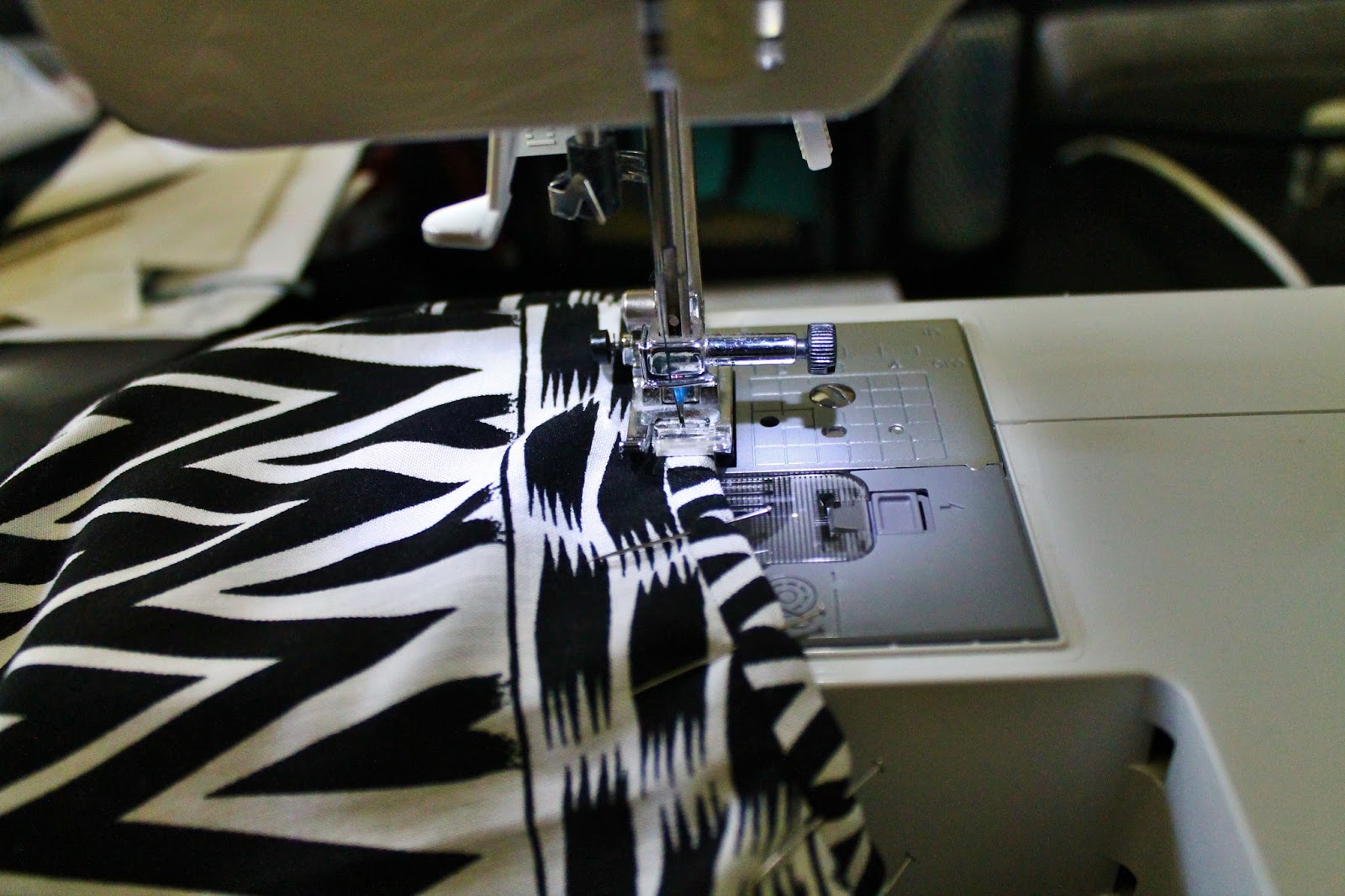 Straight Eight Sewing: Summer Top Tutorial -- Finishing the Top