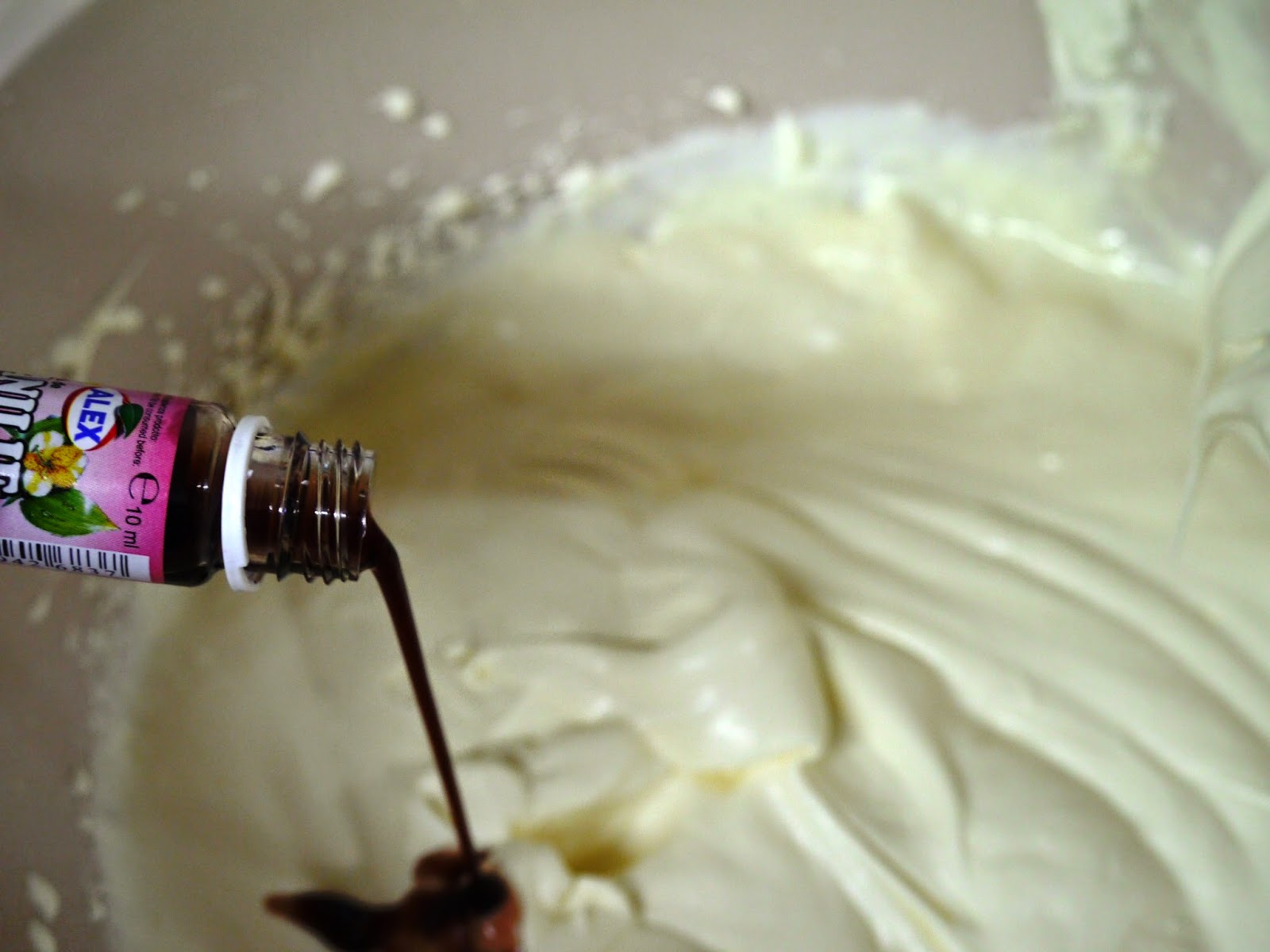 This Muslim Girl Bakes: No-Machine Mango Swirl Ice Cream