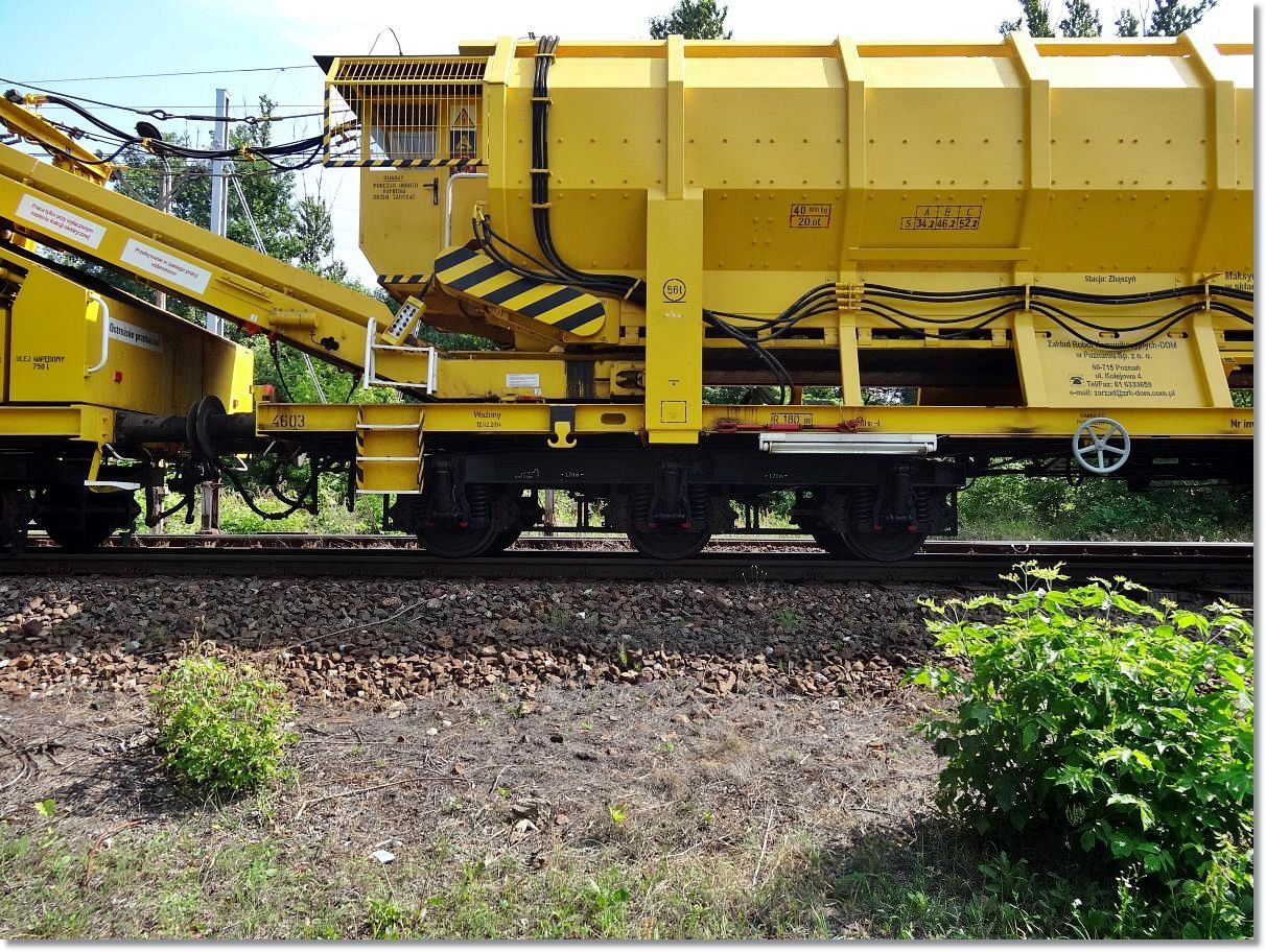 Platforma PRG 44 z wagonami MFS 40 na linii Otwockiej | Torowy