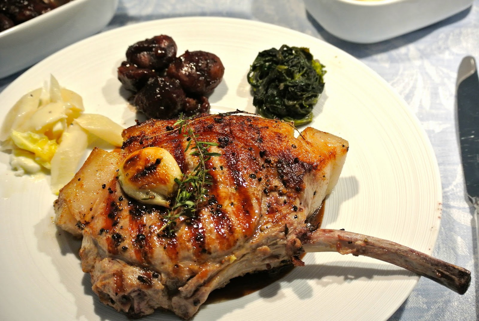 Bonjour Alsace: mariniertes Tomahawk-Kotelette mit winterlichen Gemüsen