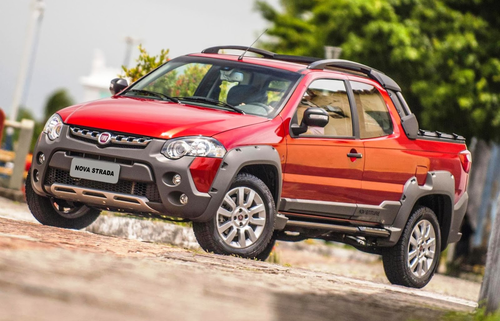 Fiat lança Strada Working, Trekking e Adventure 2014