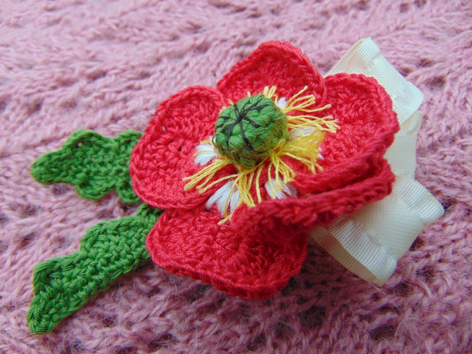 Floare de Lumina: Broșe cu flori croșetate - brosa crosetata cu flori