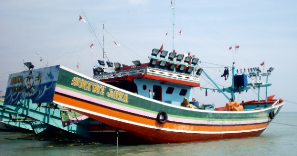 Kapal Kayu Tradisional Masih Berjaya - IKAN DAN LAUT