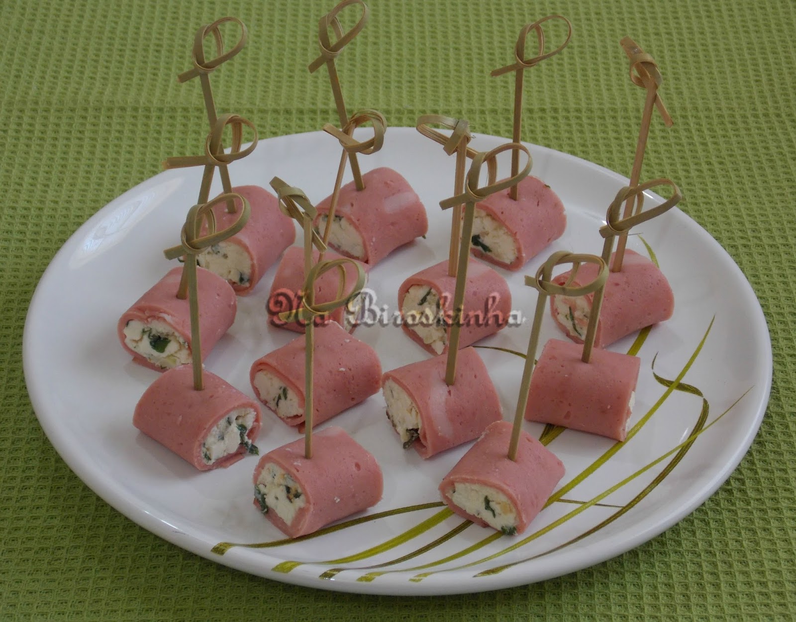 Rolinhos de Mortadela com Ricota e Parmesão - Na Biroskinha