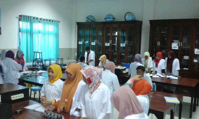 Gule Rampoe (Campur-Campur): Suasana Laboratorium Fisika Universitas ...