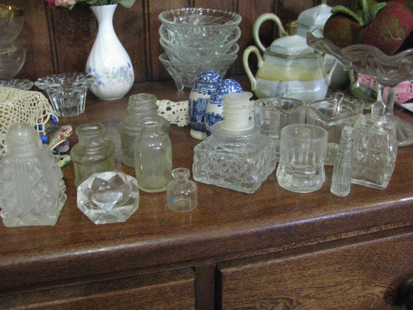 Devonhouse Recollections: VIOLETS AND VASES