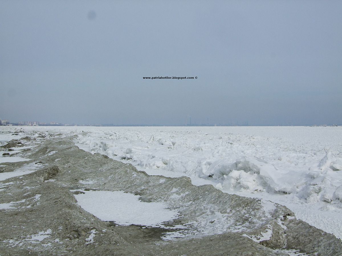 ORB IN LUMEA SURZILOR: MAREA NEAGRA INGHETATA (foto)