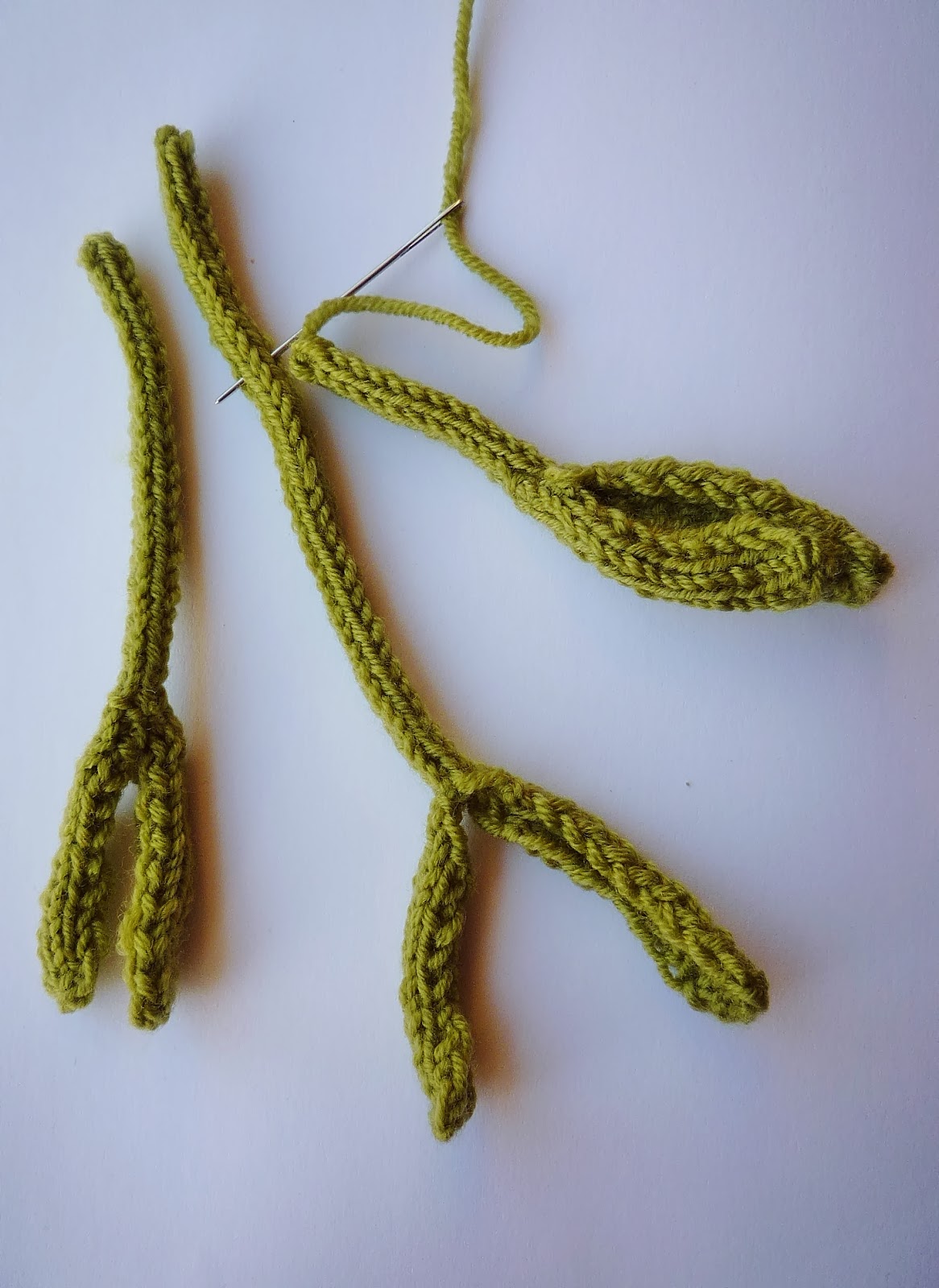 the Creations of Crazy Dazy: free christmas MISTLETOE pattern