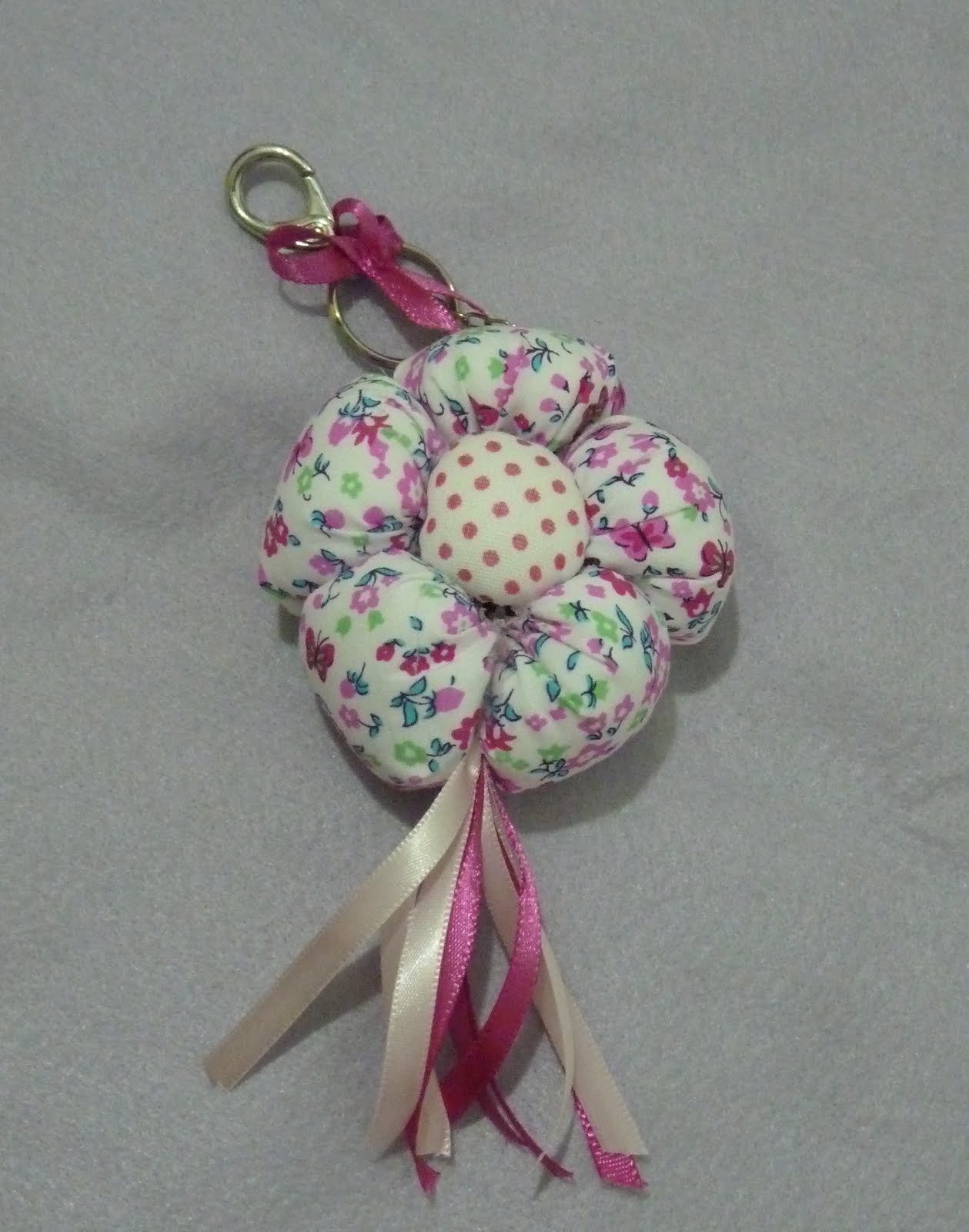 Carlota Craft: Chaveiro flor de fuxico