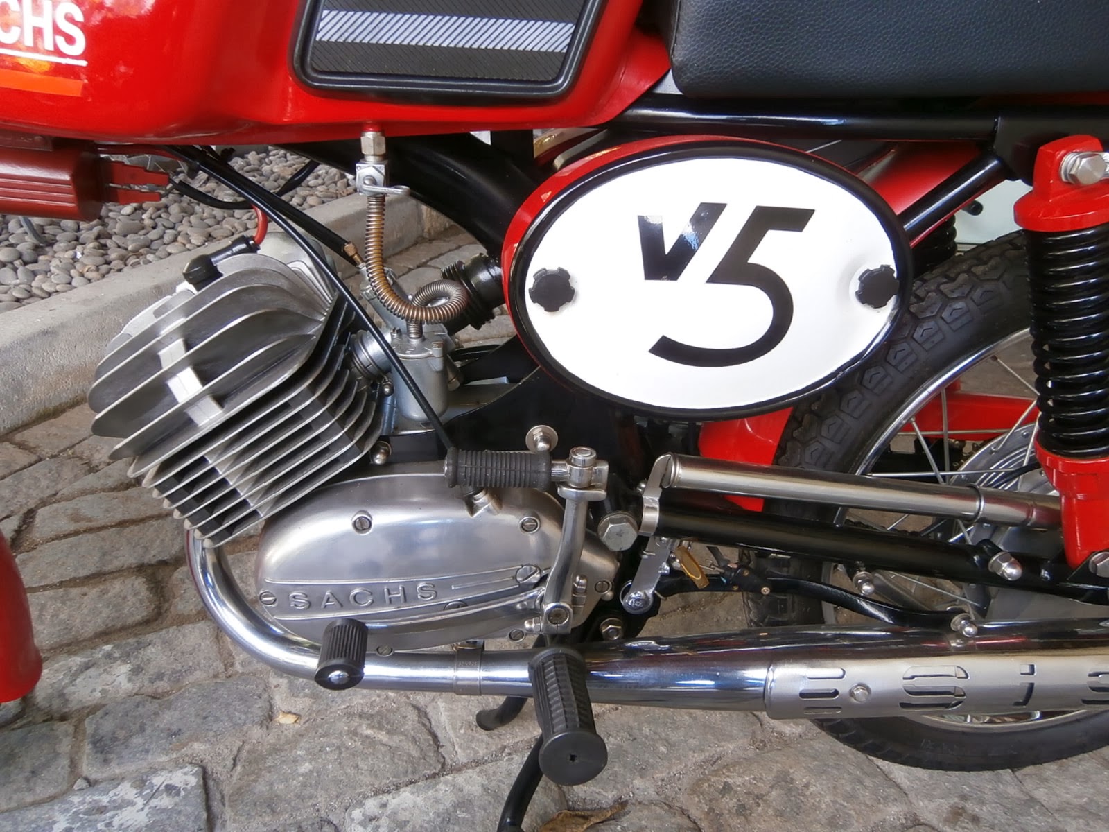 Pôr do Sol em 2 rodas: SACHS V5