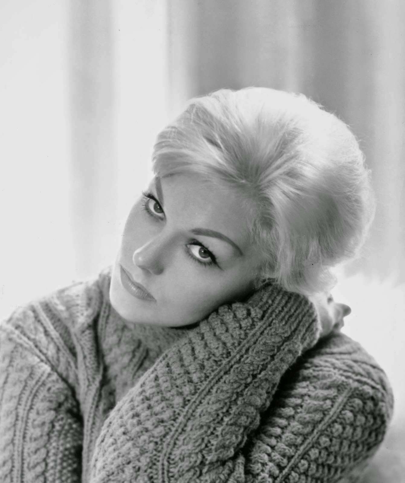 Slice of Cheesecake: Kim Novak, pictorial