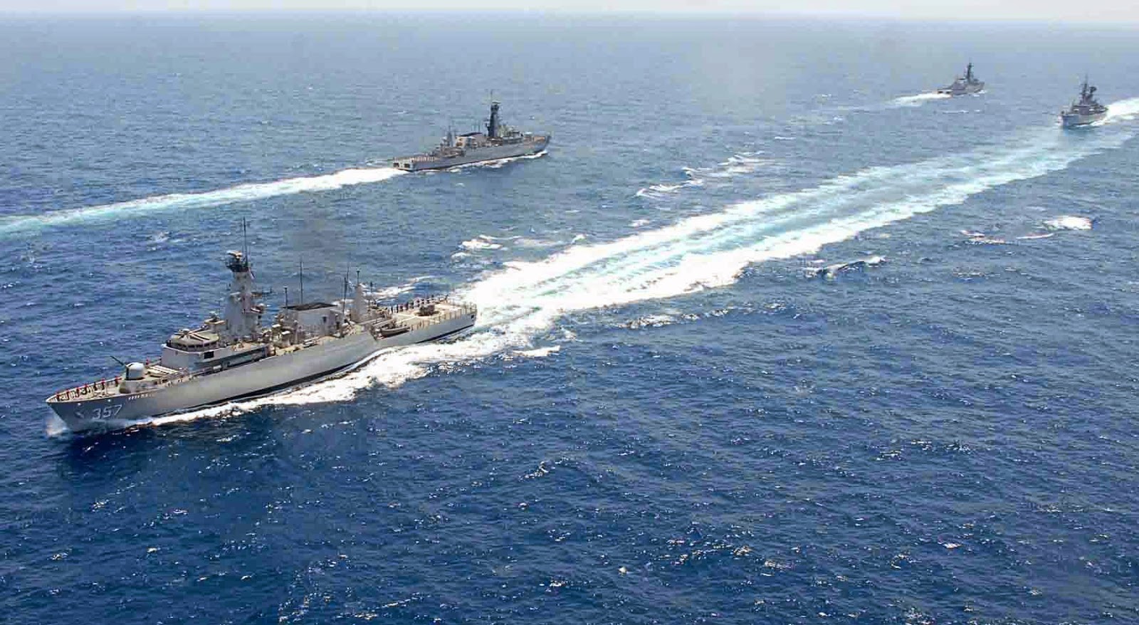 DEFENSE STUDIES: Manuver KRI Bung Tomo Class DEFENSE STUDIES: Manuver KRI Bung Tomo Class