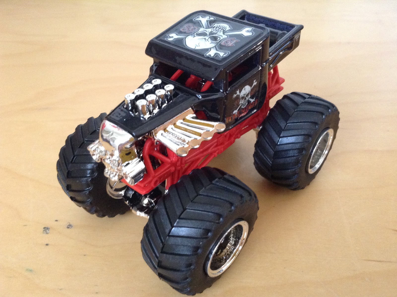 JULIAN'S HOT WHEELS BLOG: Bone Shaker Monster Jam Truck (2016)
