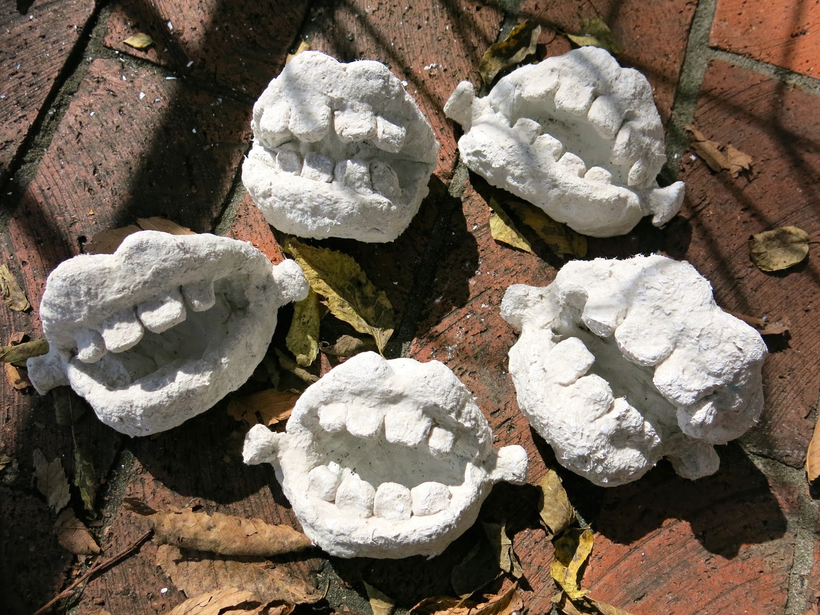 Cassie Stephens: How to Decorate for Halloween: Chatter Teeth!