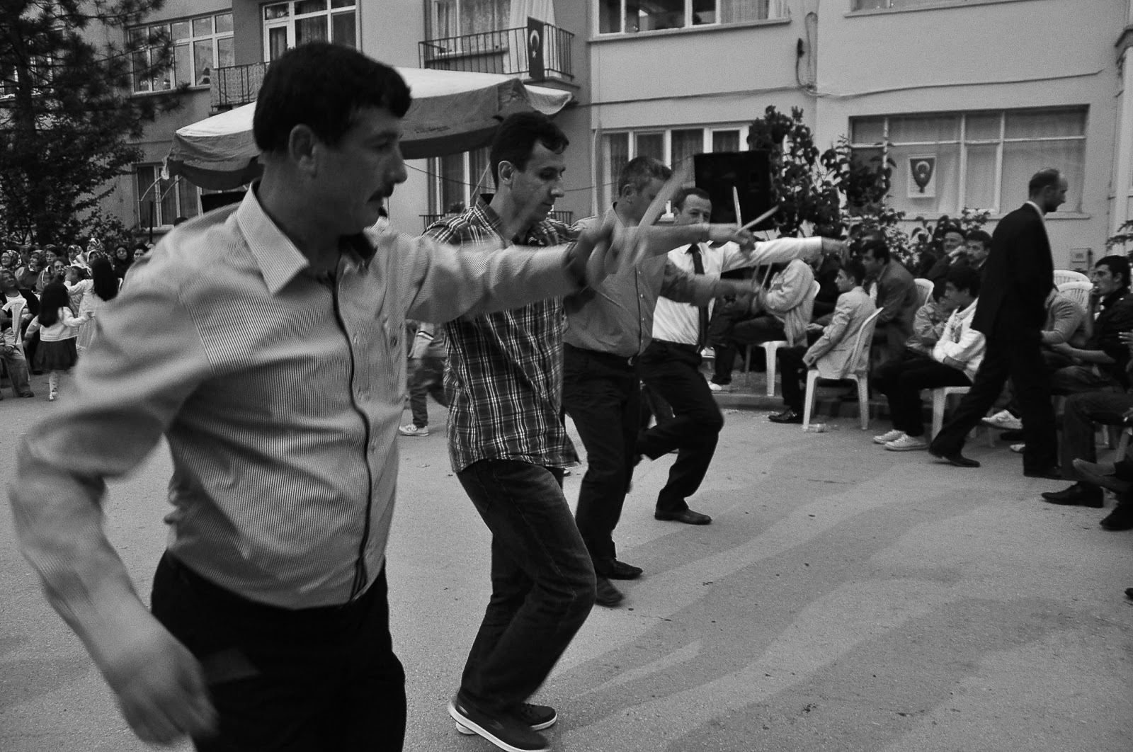 Karganın gak dediği...: Mezarlıkta halay çekenler