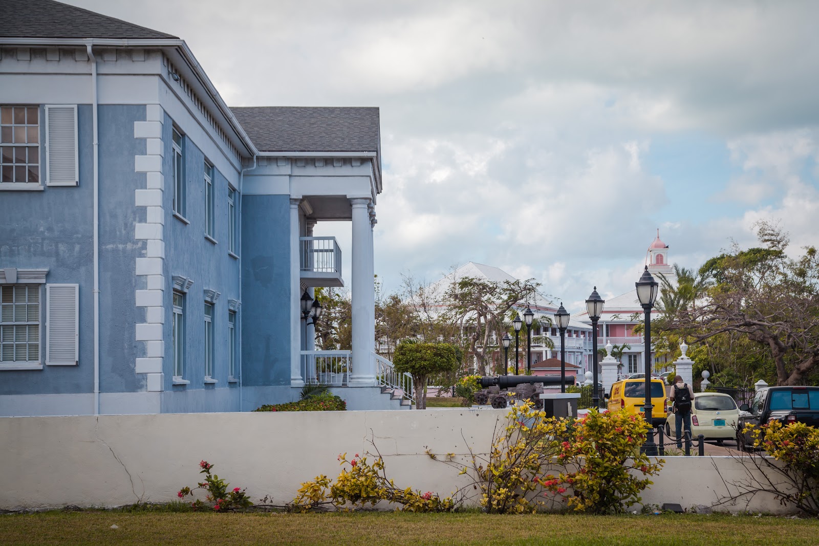 Nassau - Where Luxury and Poverty Meet - Explore the World with Simon ...