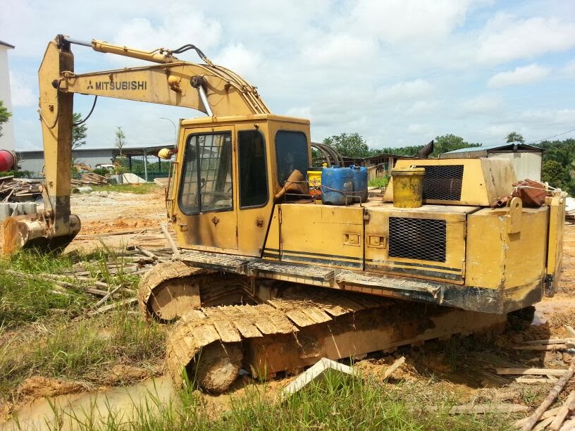 Construction Equipment: Mitsubishi 180-3 Excavator