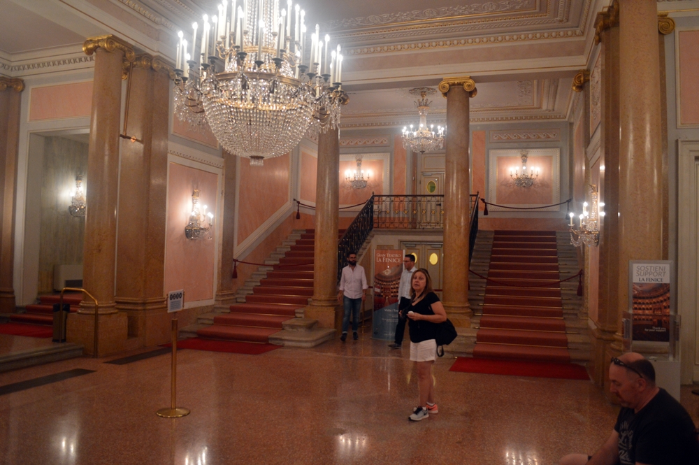Teoría del Habitar, Uruguay: El foyer del teatro