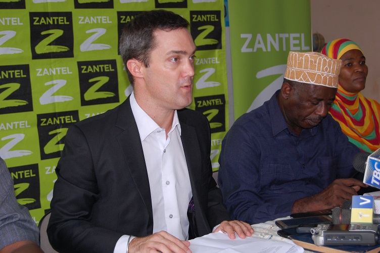 ZANTEL YAKABIDHI FEDHA MAKTABA KUU YA ZANZIBAR KWA AJILI YA UNUNUZI WA ...