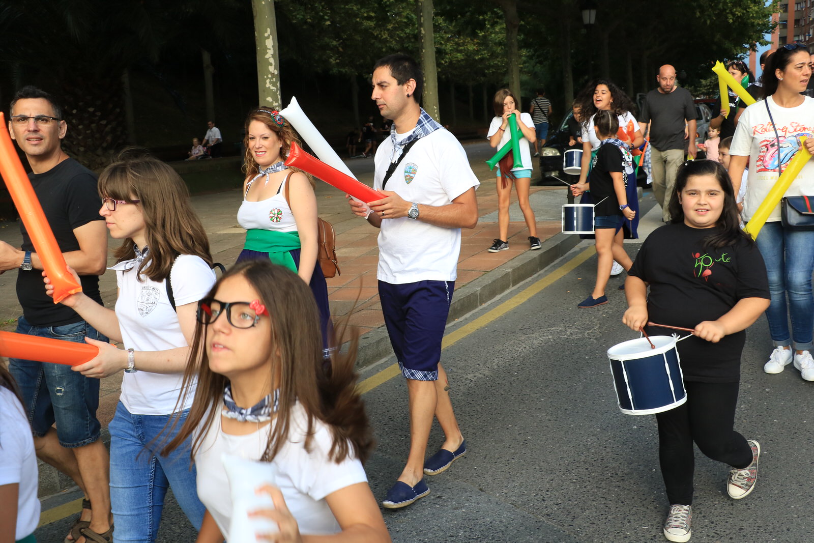 Una bajada de cuadrillas masiva abre oficialmente las fiestas de Retuerto