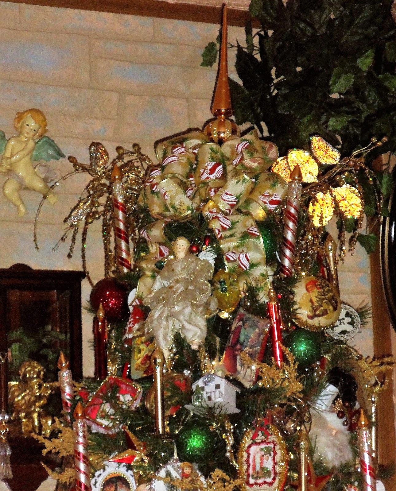A DEBBIE-DABBLE CHRISTMAS: A Victorian Style Christmas Tree and Village ...