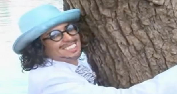 MAN MARRIES A TREE IN BUENOS ARIES ARGENTINA.(PHOTO & VIDEO) | NAIJA ...