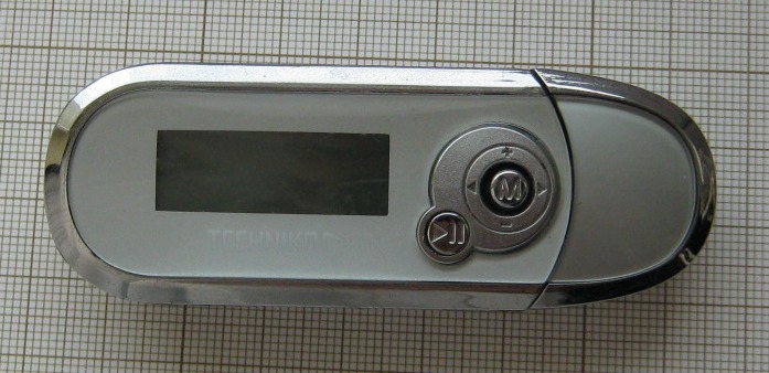 Common Emitter: Teardown: TECHNIKA 1GB mp3 player