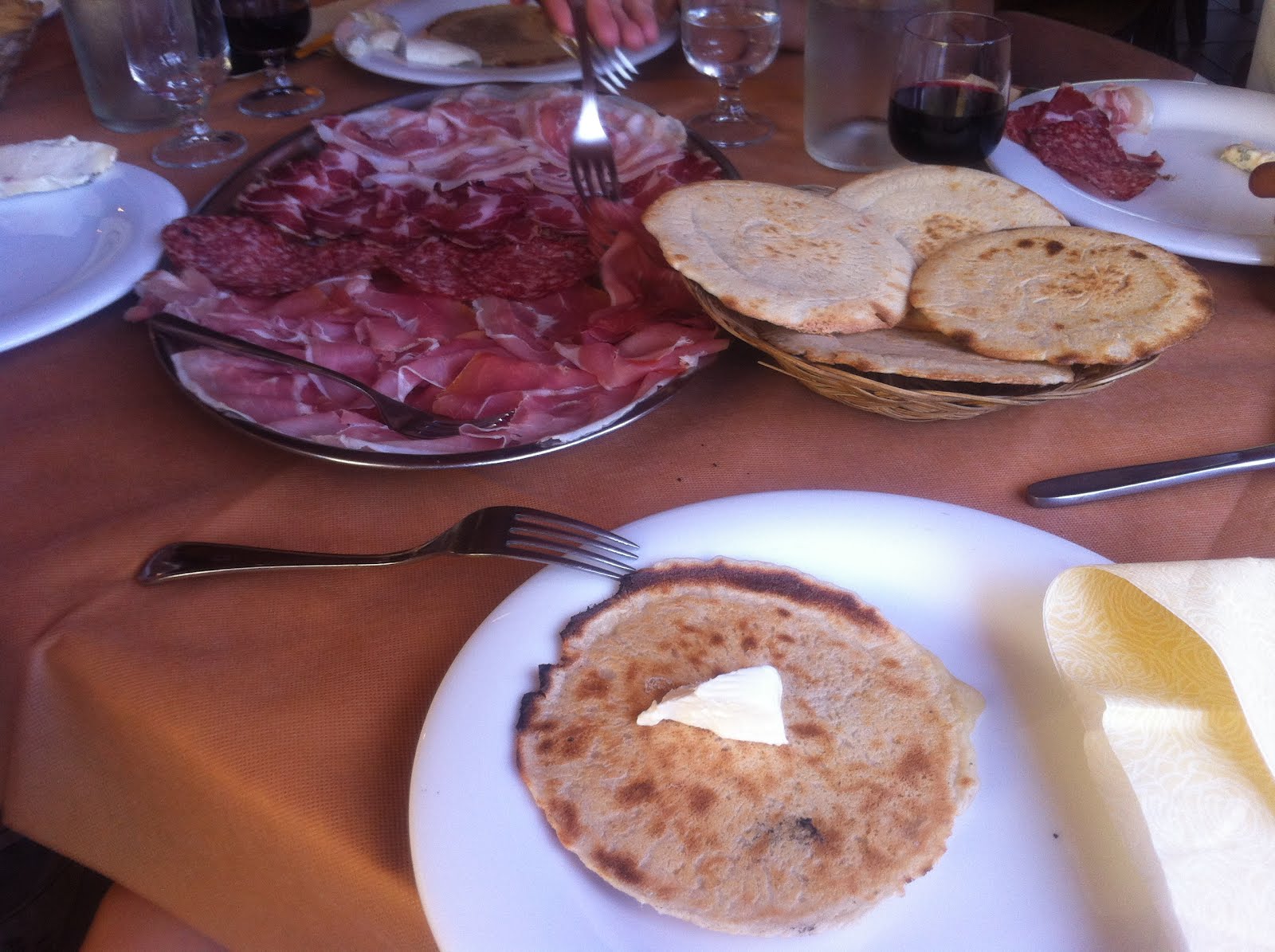 ANNA-SAPORI E SORRISI: PANIGACCI CON AFFETTATI MISTI E STRACCHINO