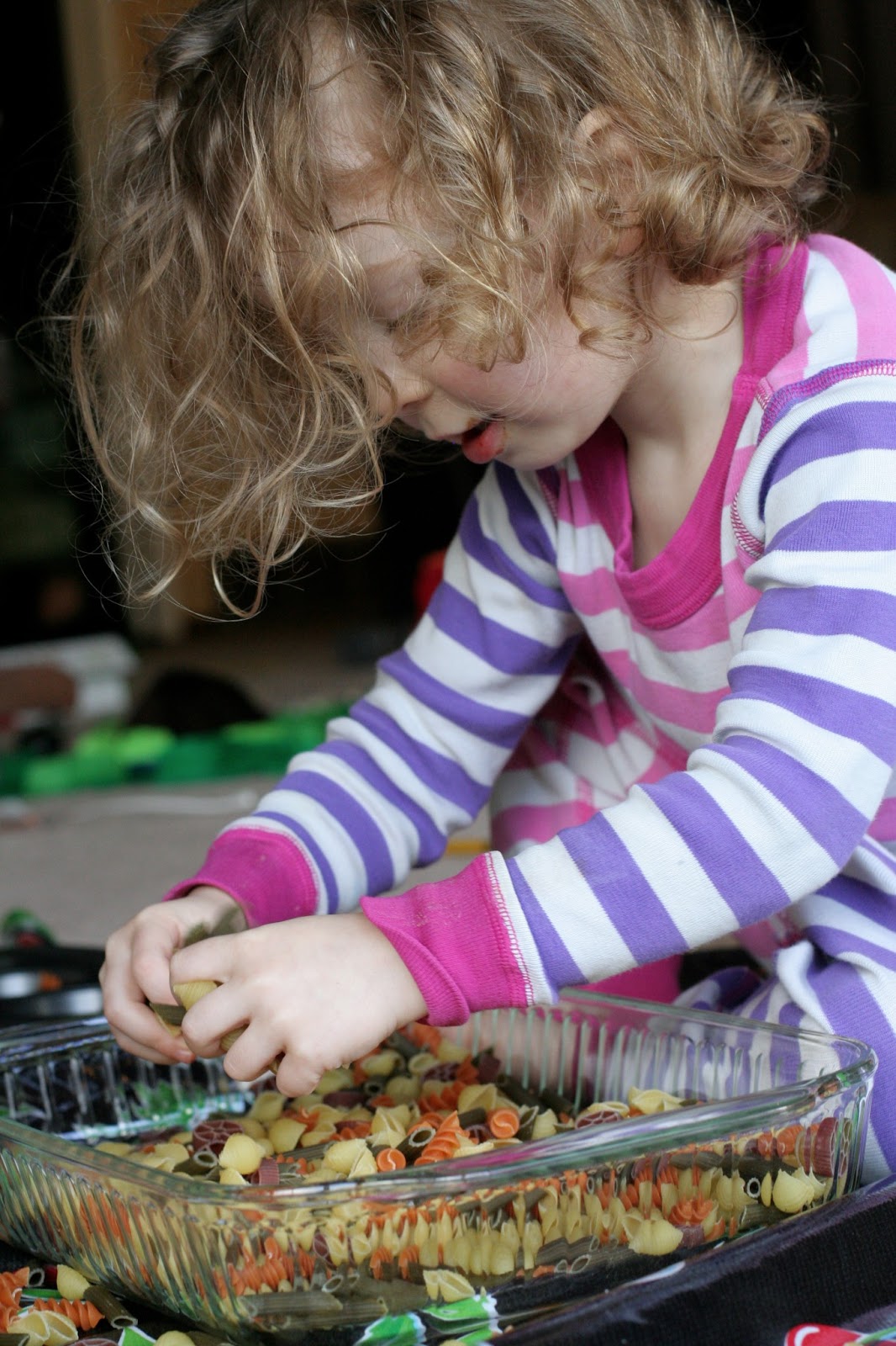 Super Easy Sensory Play: Dried Pasta