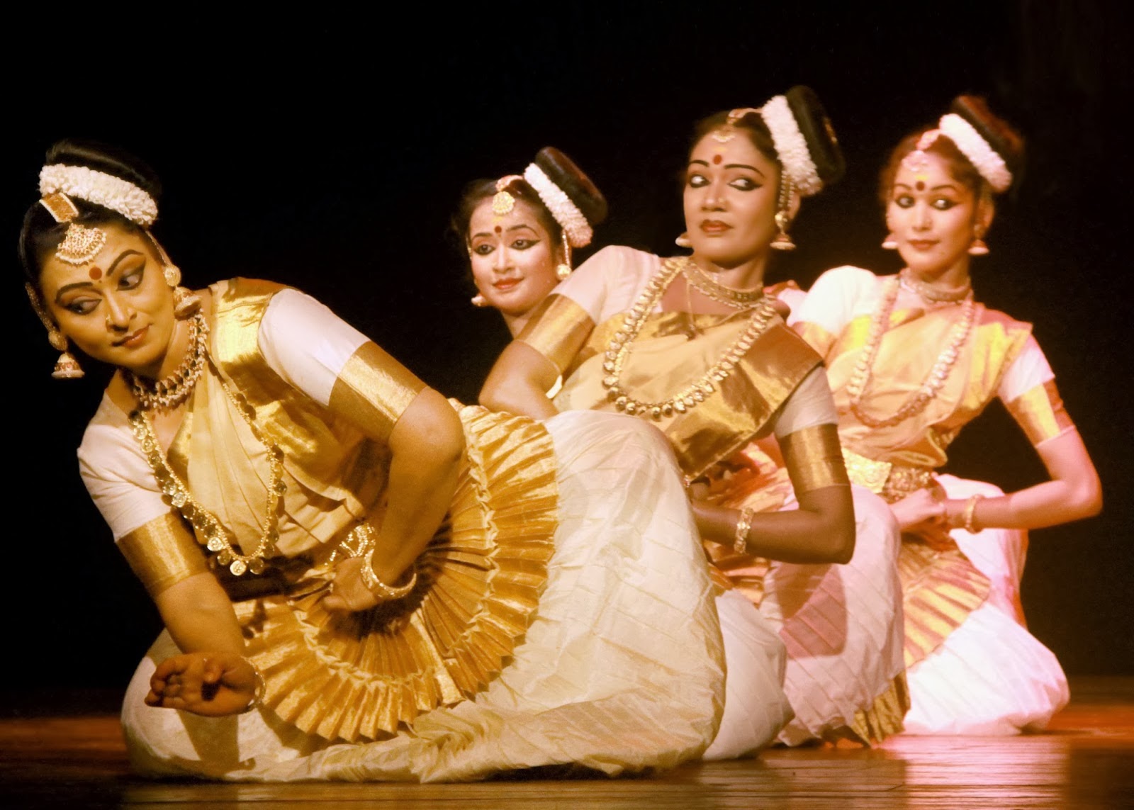 Sangeet Vidhyalaya: Learn Mohiniyattam Dance Lessons Online
