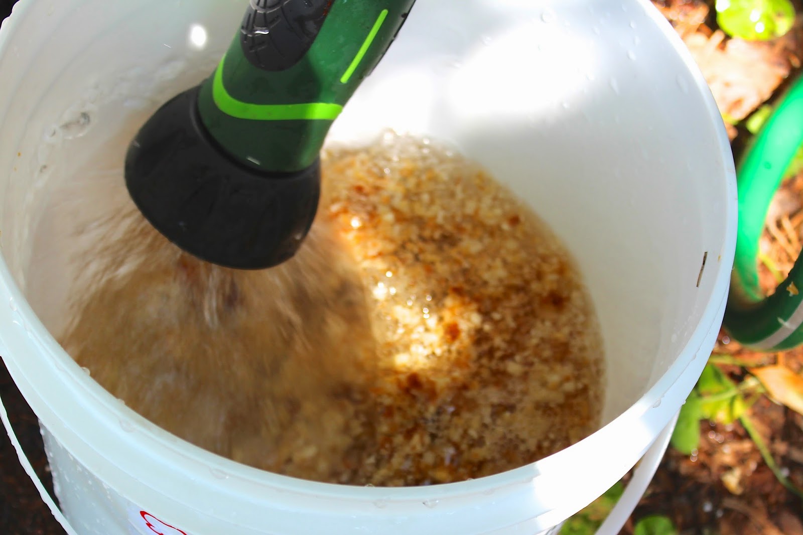 Flannel Jammies Farm: solar wax melter (mis)adventure...