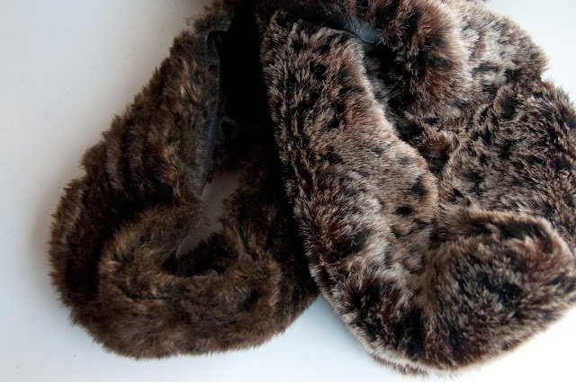 Aesthetic Nest: Sewing: Faux Fur Infinity Scarf for Women (Tutorial)