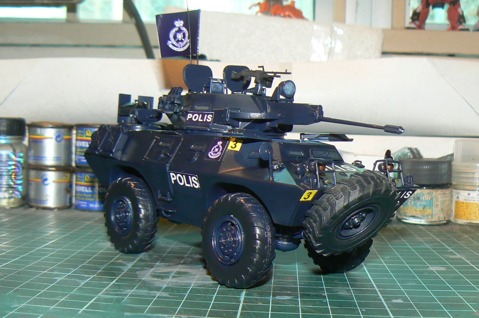 miniature corner: V-150 Commando w/20mm cannon police force scale - 1:35